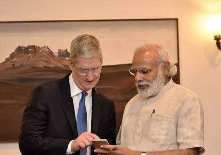 Apple CEO Tim Cook meets PM Modi, visits Gandhi Smriti museum (See Pics ...