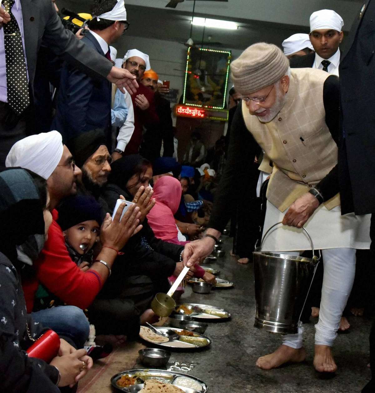 A heart winning gesture: PM Modi serves langar at Golden Temple