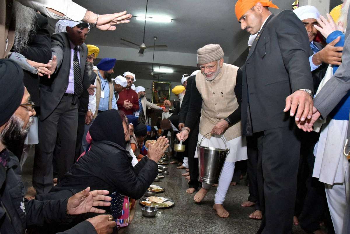 A heart winning gesture: PM Modi serves langar at Golden Temple