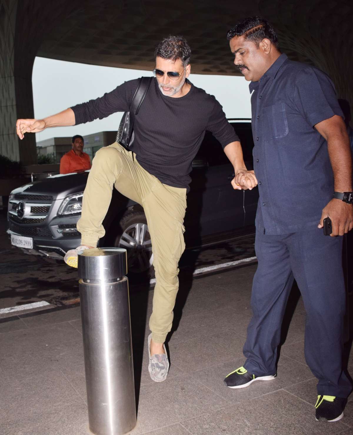What pose! Akshay Kumar greets paps in the most unusual yet exciting ...