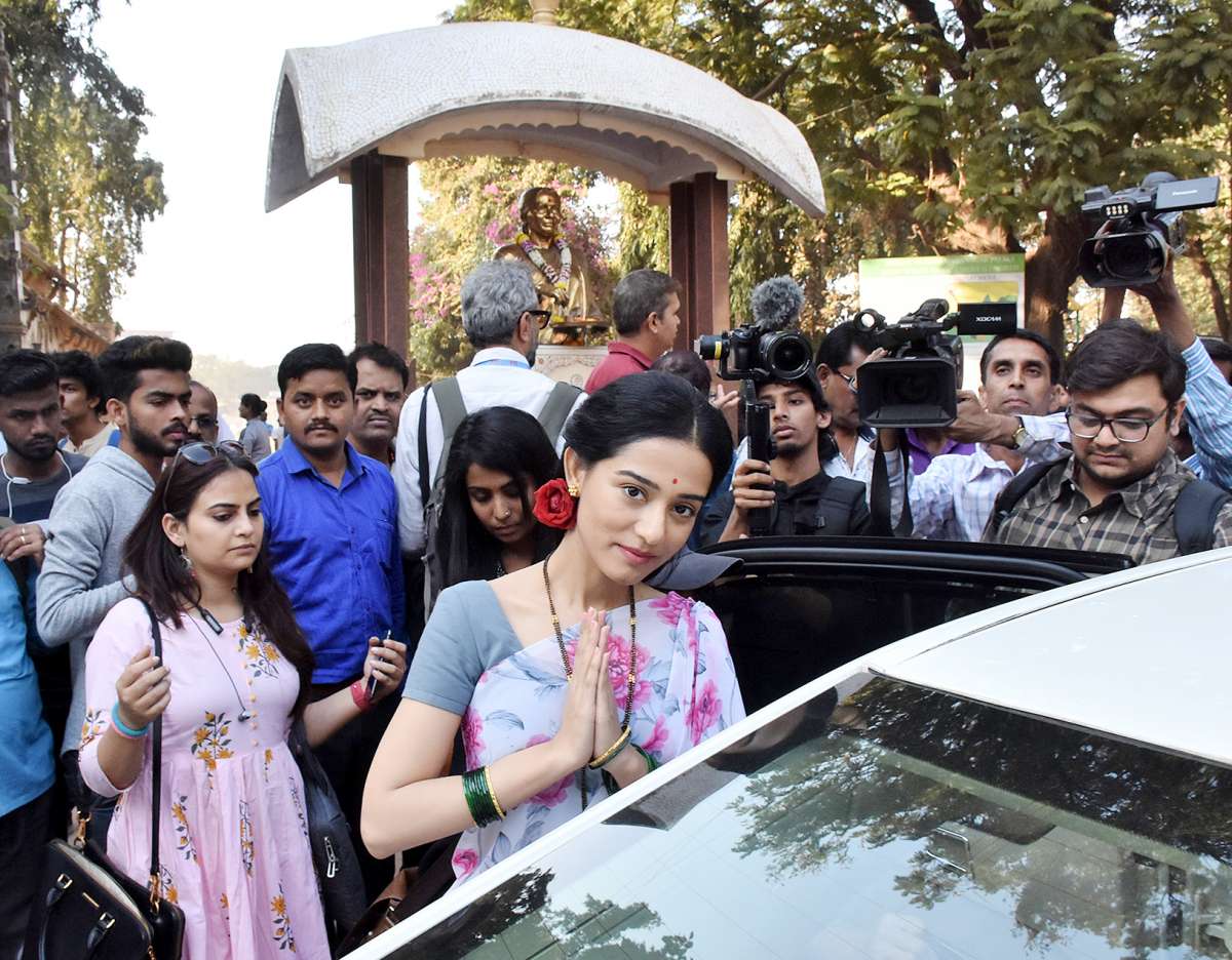Thackeray: Amrita Rao looks every bit stunning as she steps out as ...