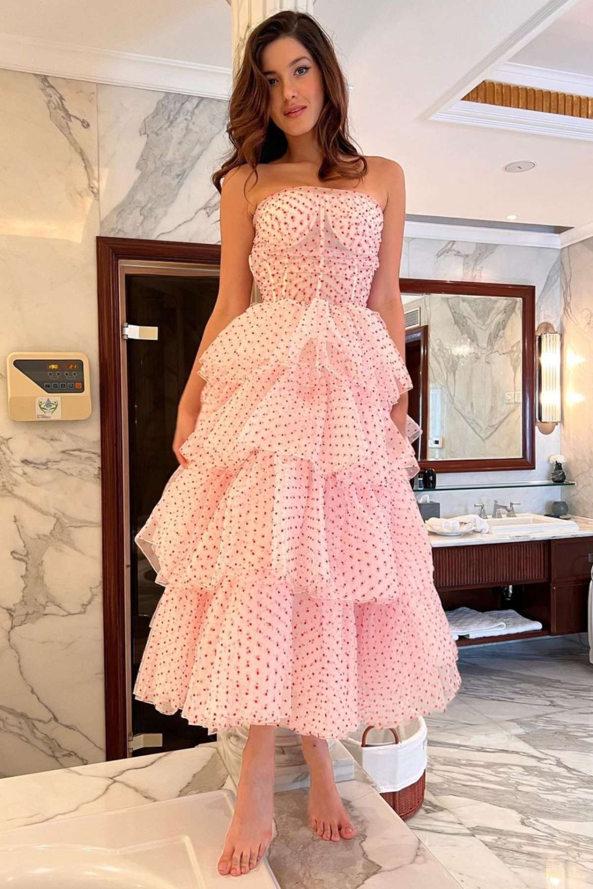 Shanaya Kapoor knows how to sizzle in every attire, from sarees to bikinis | See her HOT photos