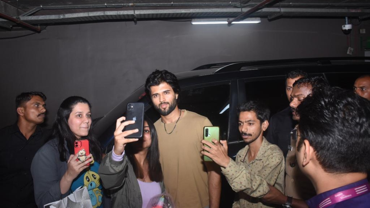 Vijay Deverakonda arrives at Mumbai airport in casuals; gets mobbed by ...