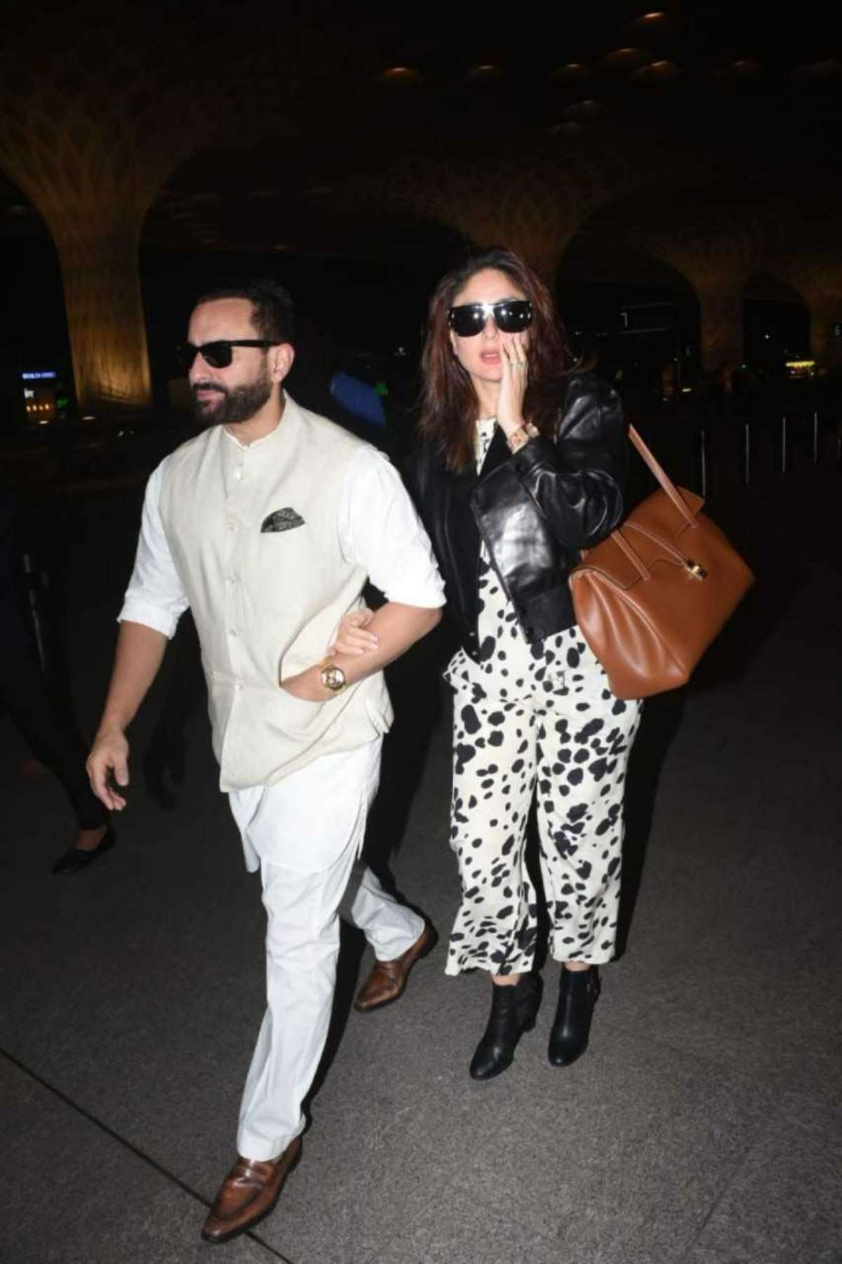 Kareena Kapoor Khan and Saif Ali Khan spotted at the airport in style
