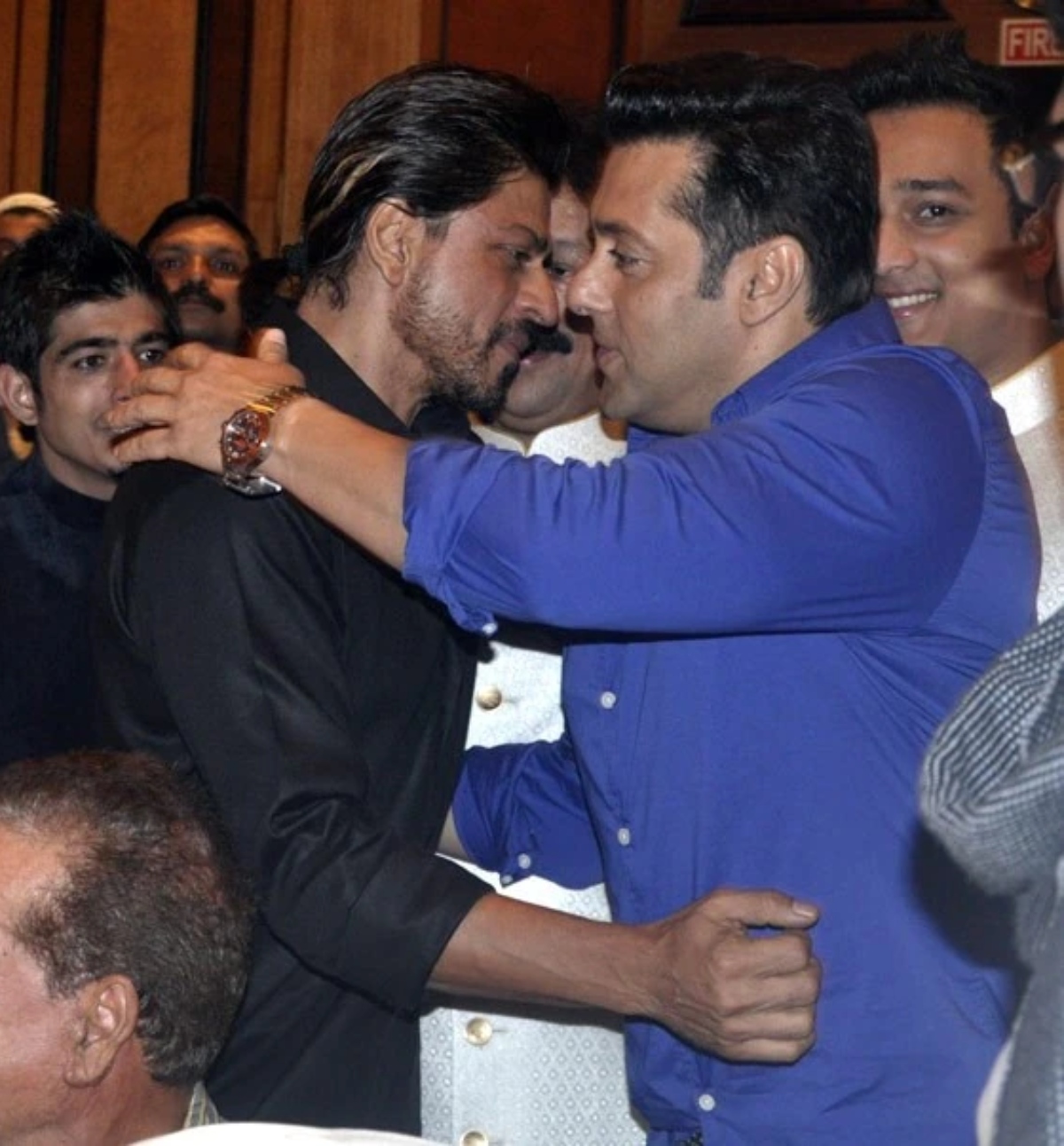 Salman Khan-Shah Rukh share hug at birthday bash, check out priceless ...