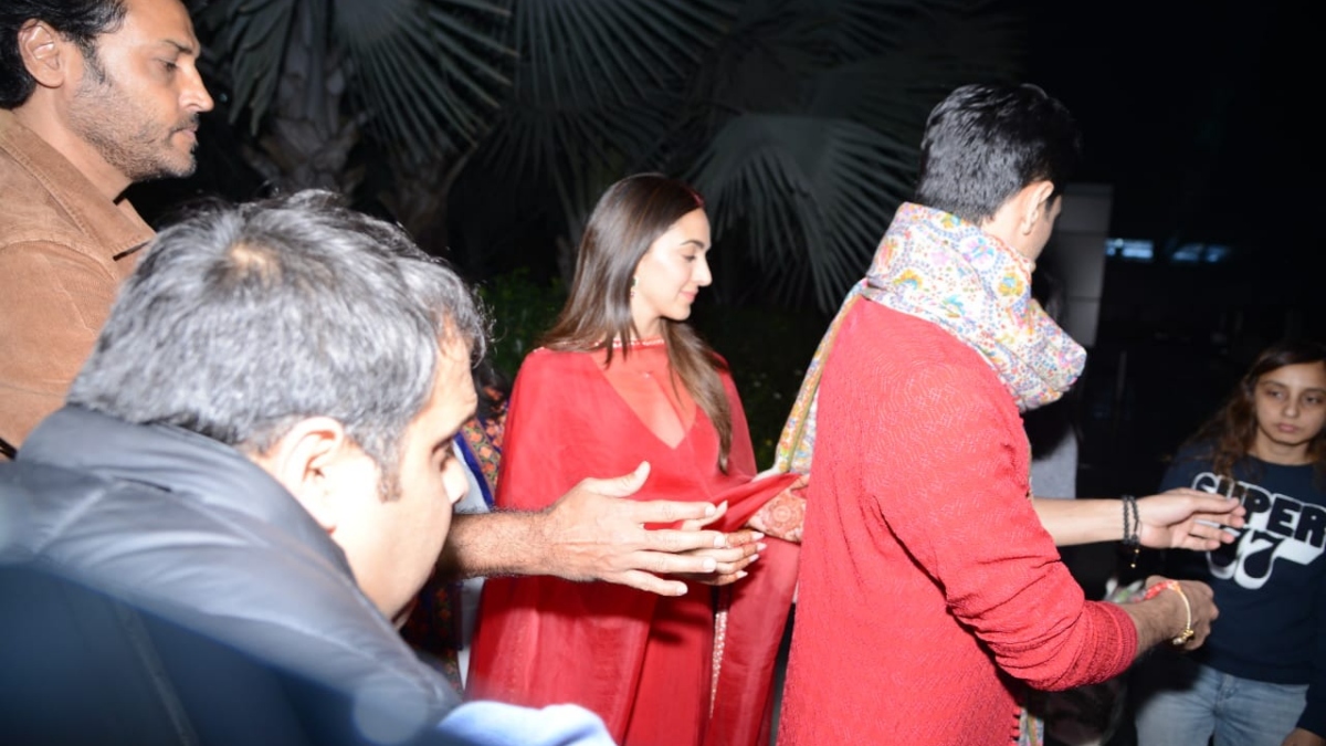 Sidharth Malhotra and Kiara Advani treat paparazzi with sweets post ...