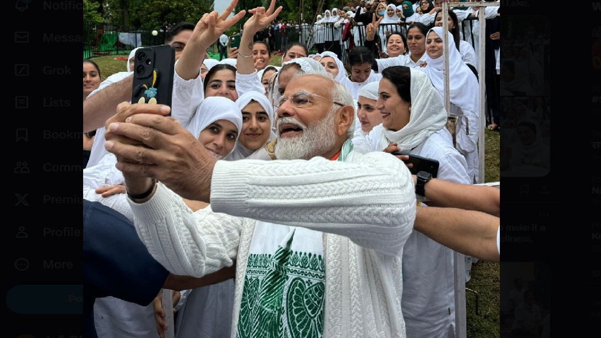 PM Modi's selfie moment with cheering participants as he leads yoga ...