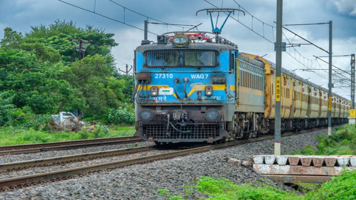 What is the difference between 3AC and 3E coaches in train?