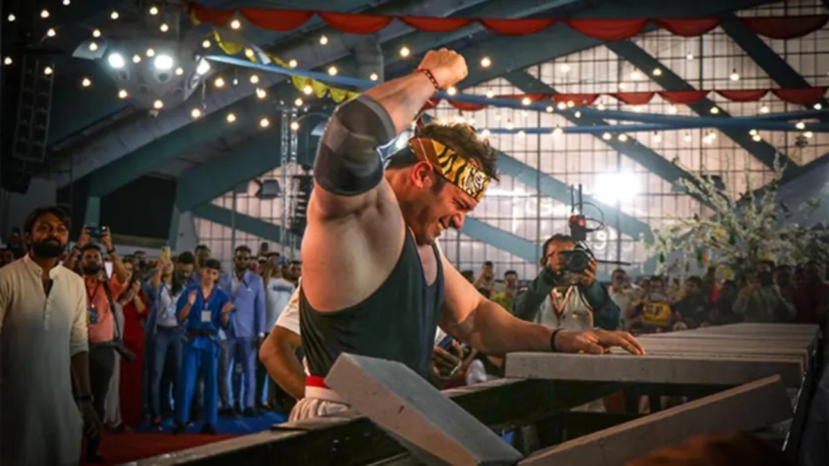 'Steel Man of India' Vispy Kharadi breaks another world record by holding 261 kg hercules ...