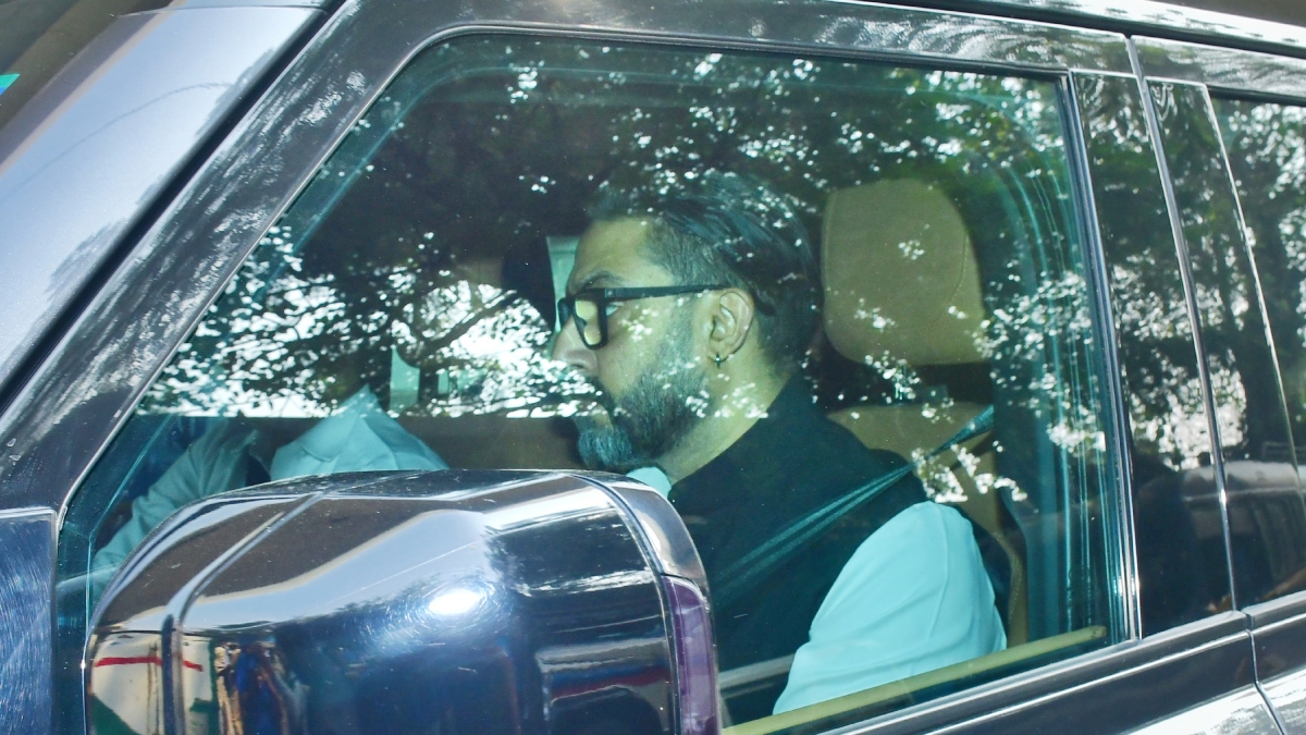 Dharmendra's last rites: Wife Hema Malini appears with folded hands ...