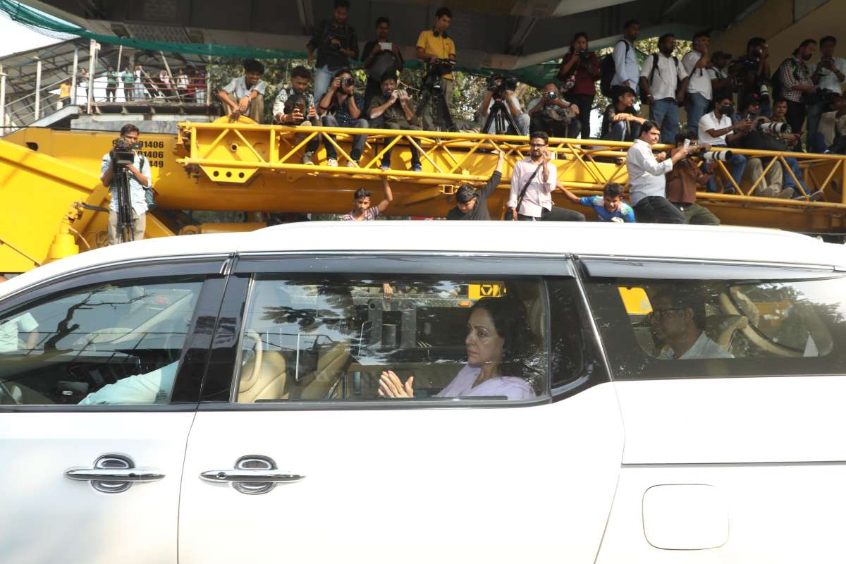 Dharmendra's last rites: Wife Hema Malini appears with folded hands ...