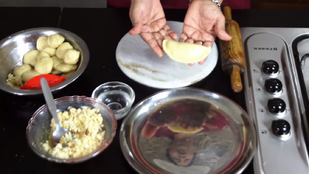 Gujiya recipe in simple steps