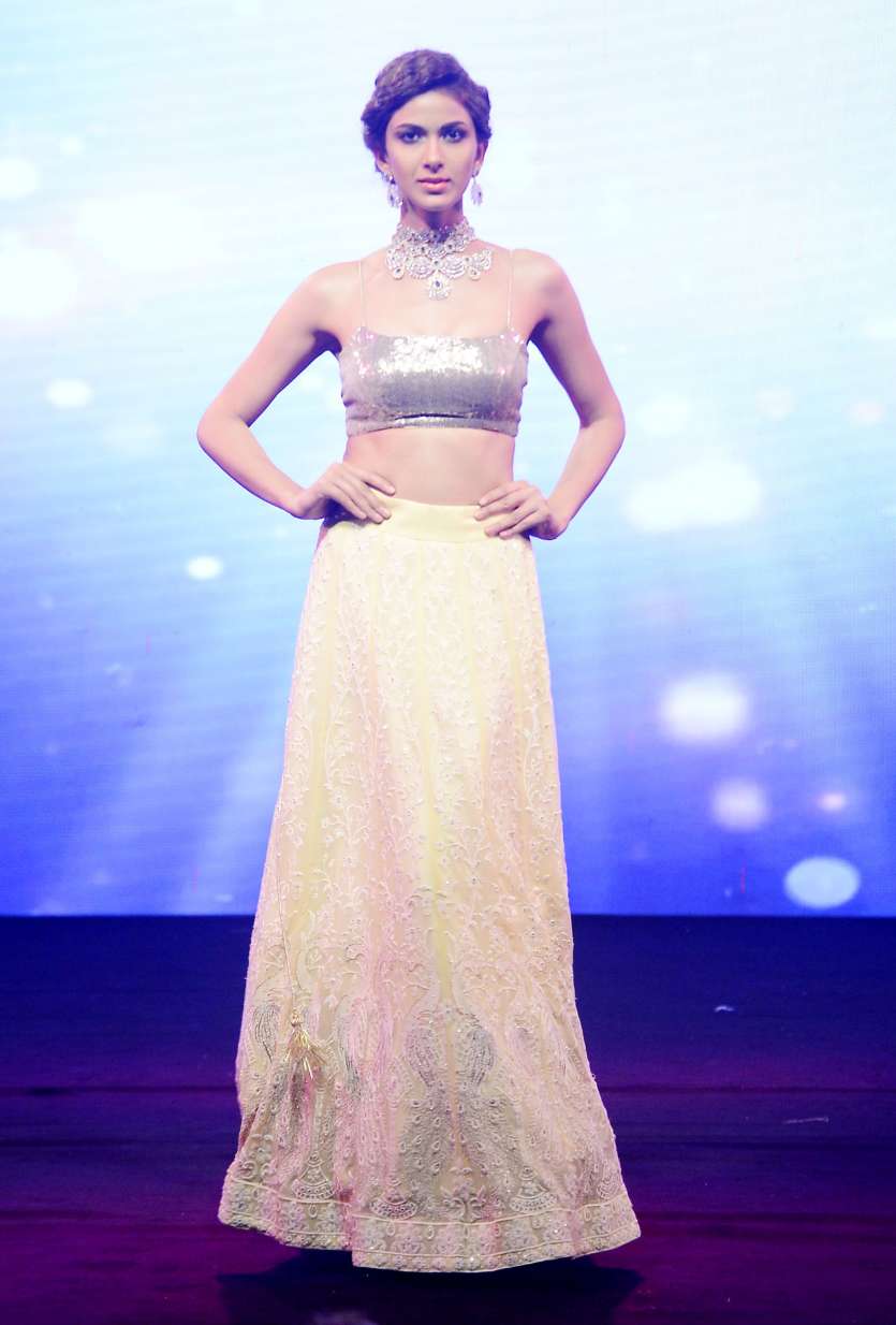Vaani Kapoor scintillates the ramp for Amy Billimoria