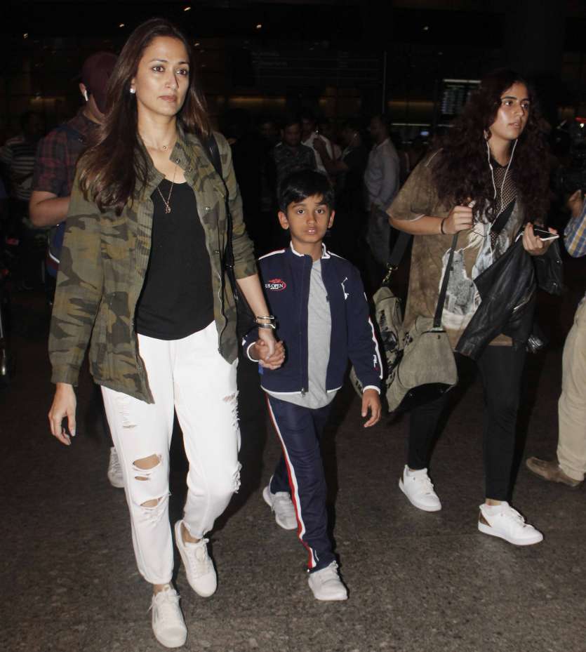 Akshay Kumar returns after celebrating his golden jubilee with family ...
