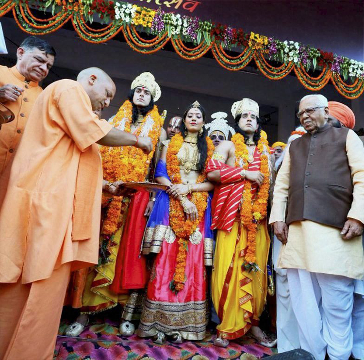 'Deep Mahotsav' in Ayodhya: 1.7 lakh earthen lamps welcome Ram, Sita ...