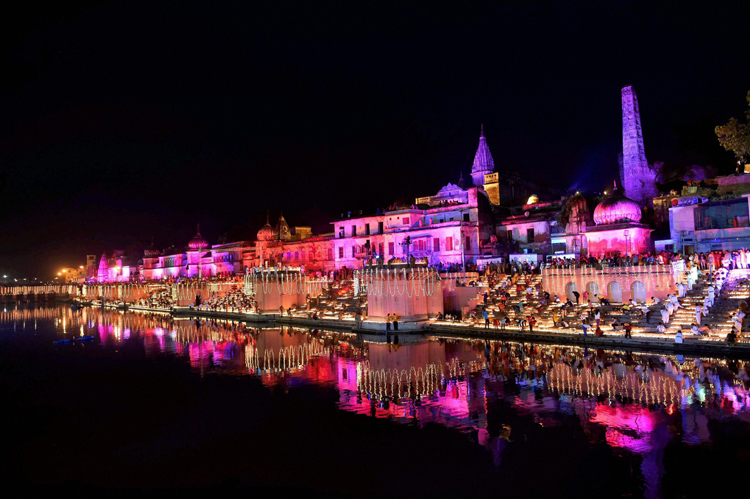 'Deep Mahotsav' in Ayodhya: 1.7 lakh earthen lamps welcome Ram, Sita ...