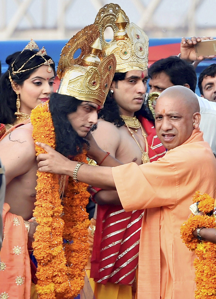 'Deep Mahotsav' in Ayodhya: 1.7 lakh earthen lamps welcome Ram, Sita ...
