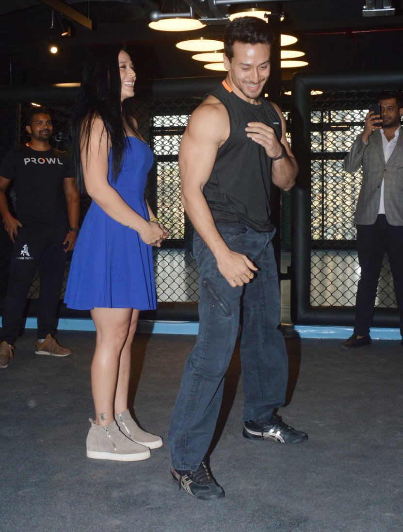 Tiger Shroff shows off some cool stunts to sister Krishna at their gym ...