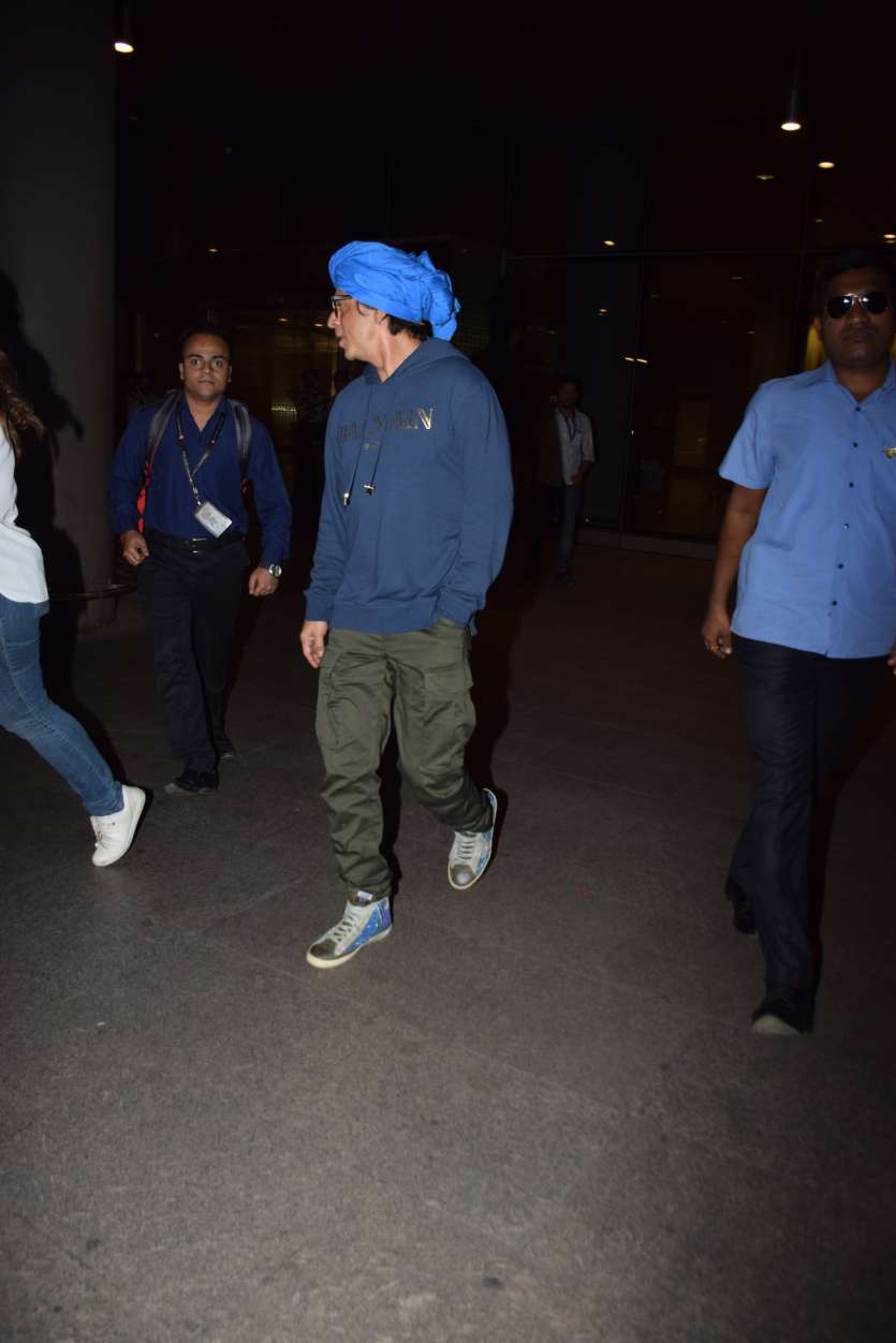 PHOTOS: Shah Rukh Khan sports turban as he returns from Zero promotions ...