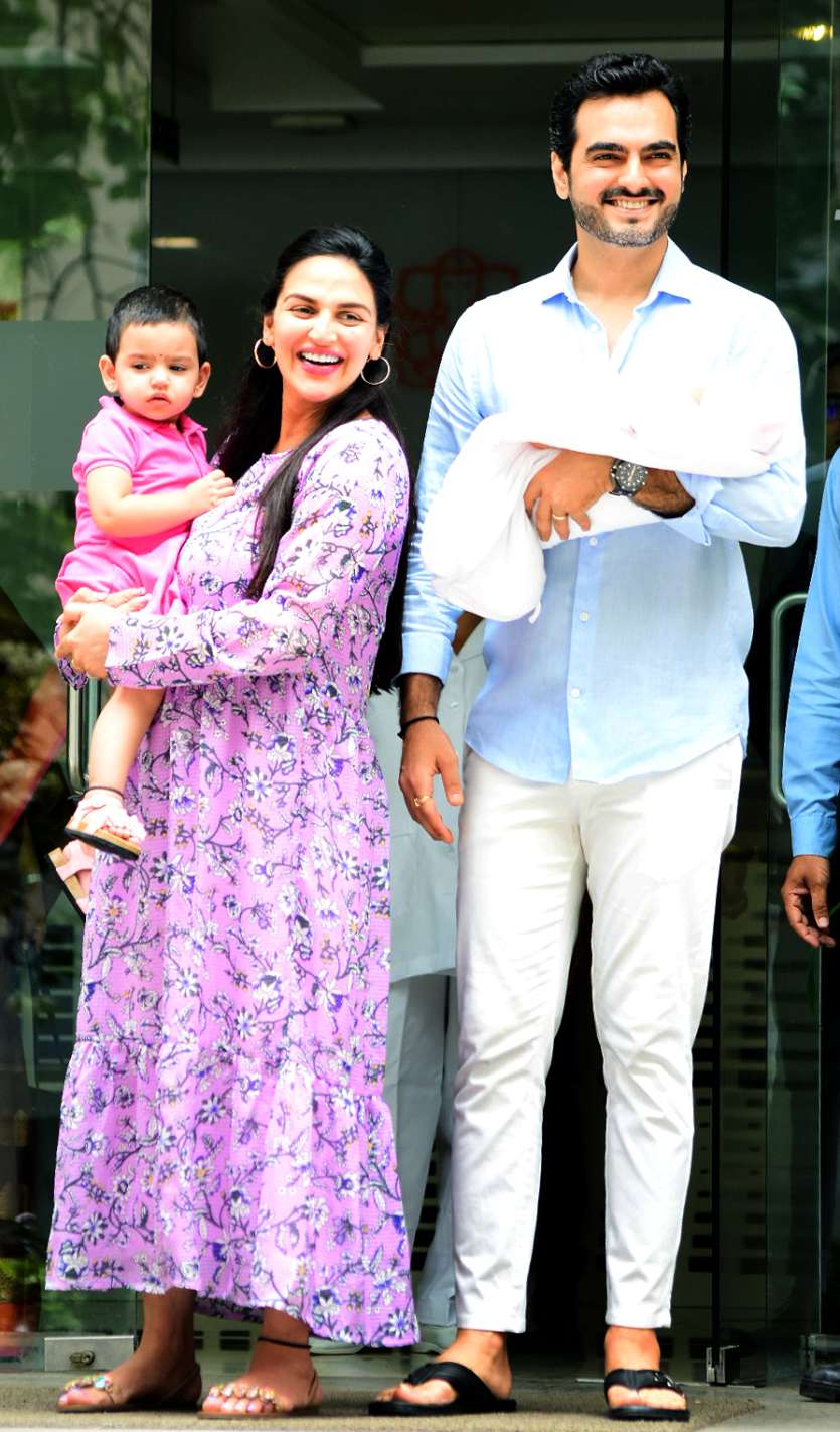 Esha Deol, Bharat Takhtani and Radhya pose for perfect family picture ...