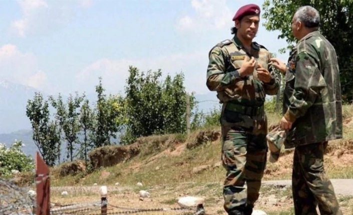 These photos of Lt Col MS Dhoni in uniform will make you fall in love ...