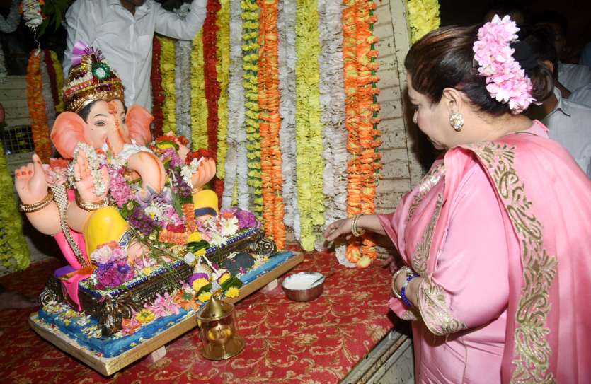 Vivek Oberoi, Jitendra and family bid goodbye to Lord Ganesha, check ...