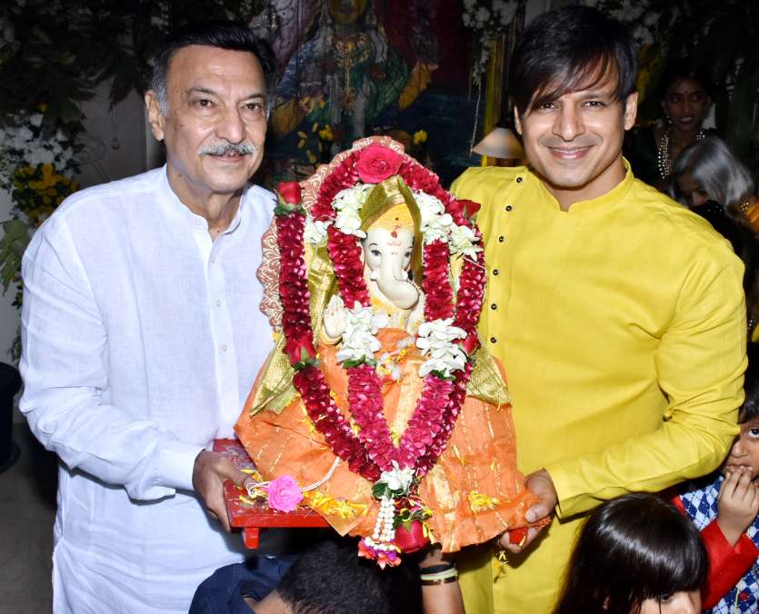 Vivek Oberoi, Jitendra and family bid goodbye to Lord Ganesha, check ...