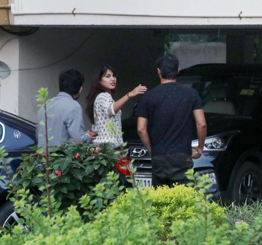 Rumoured couple Sushant Singh Rajput and Rhea spotted, Ranbir Kapoor ...
