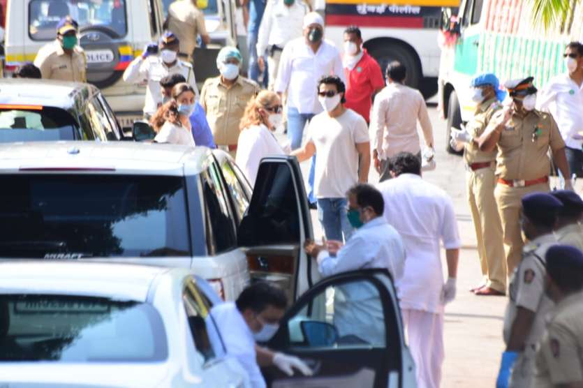 RIP Rishi Kapoor: Ranbir-Alia, Kareena- Saif, Abhishek Bachchan and ...