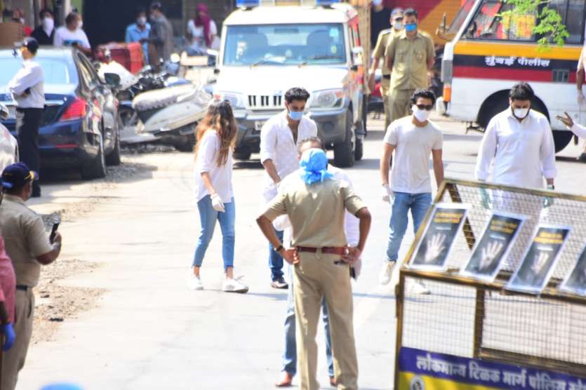 RIP Rishi Kapoor: Ranbir-Alia, Kareena- Saif, Abhishek Bachchan and ...