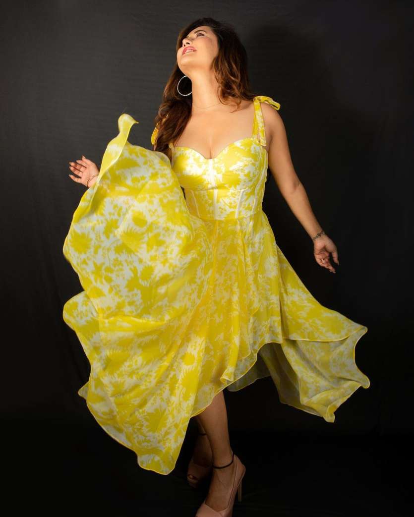 Rashami Desai looks like a breath of fresh air in her latest pictures