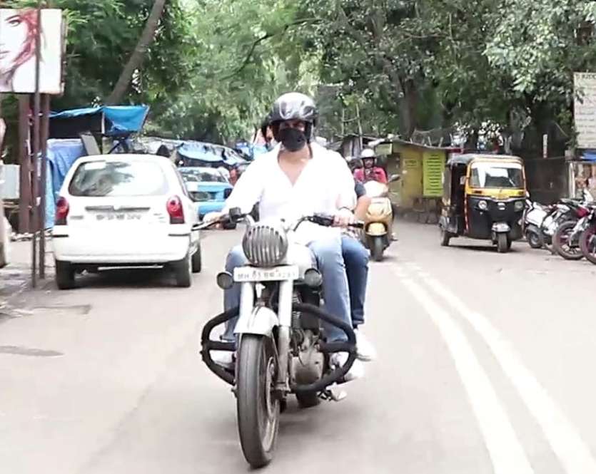 In PICS: Kartik Aaryan enjoys bike ride in style on Mumbai streets