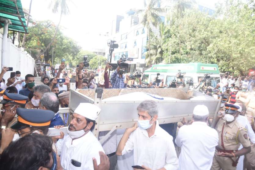 In Pics: Dilip Kumar's mortal remains wrapped in tricolor as legendary ...
