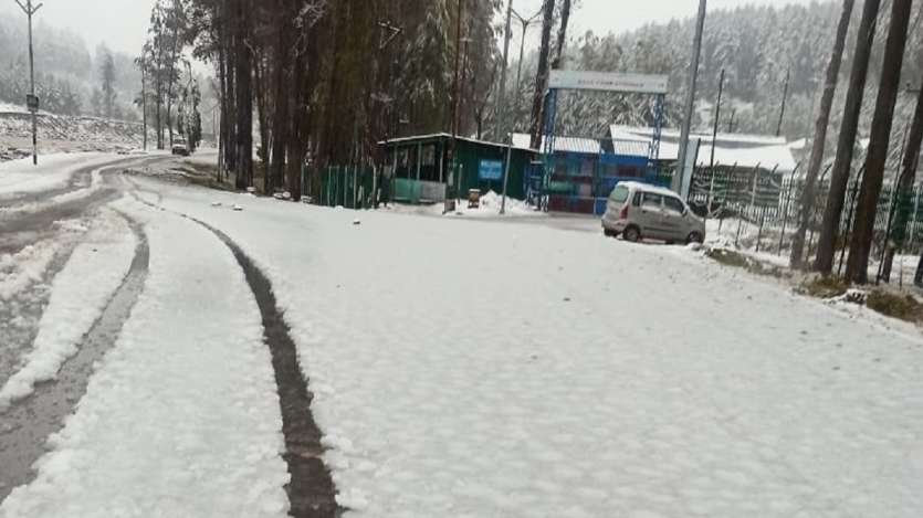 Kashmir covered in season's first snow, clearance underway | See PICS