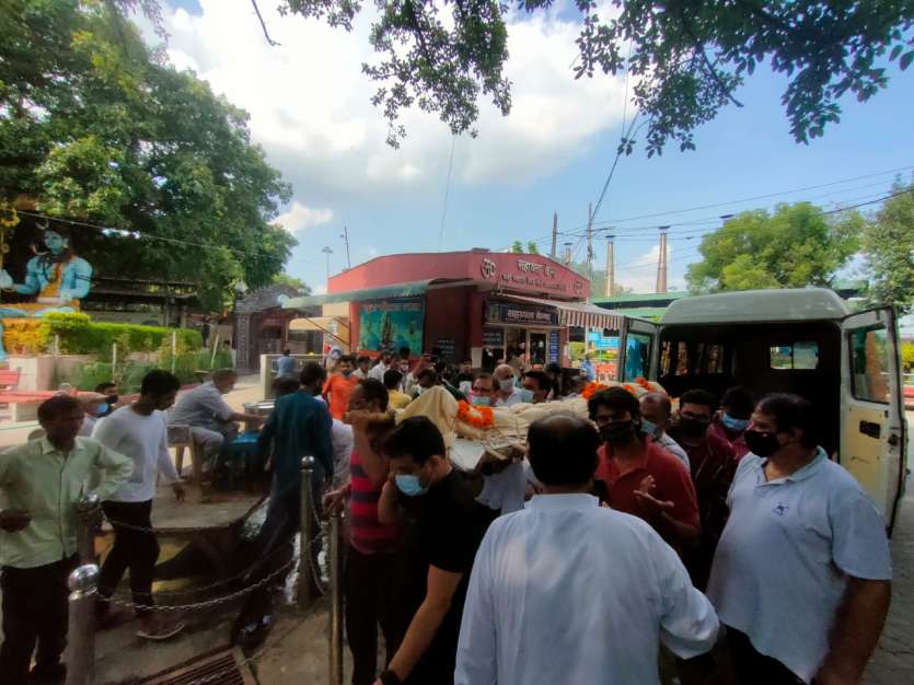 Manoj Bajpayee's father RK Bajpayee dies at 83, funeral takes place in ...