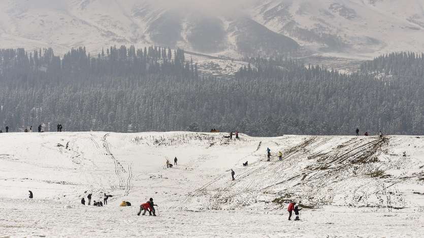 As Gulmarg, Sonamarg receive snowfall, tourists witness a winter ...