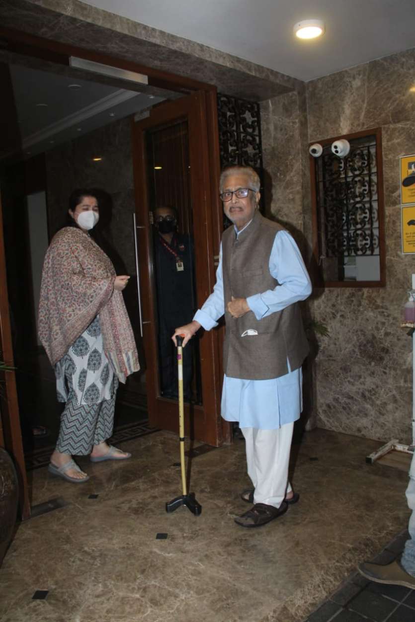 PICS: Asha Bhosle, Shraddha Kapoor & others rush to meet Lata ...