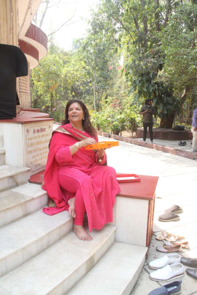 Hrithik Roshan's parents Rakesh-Pinky seek blessings of Lord Shiva on ...