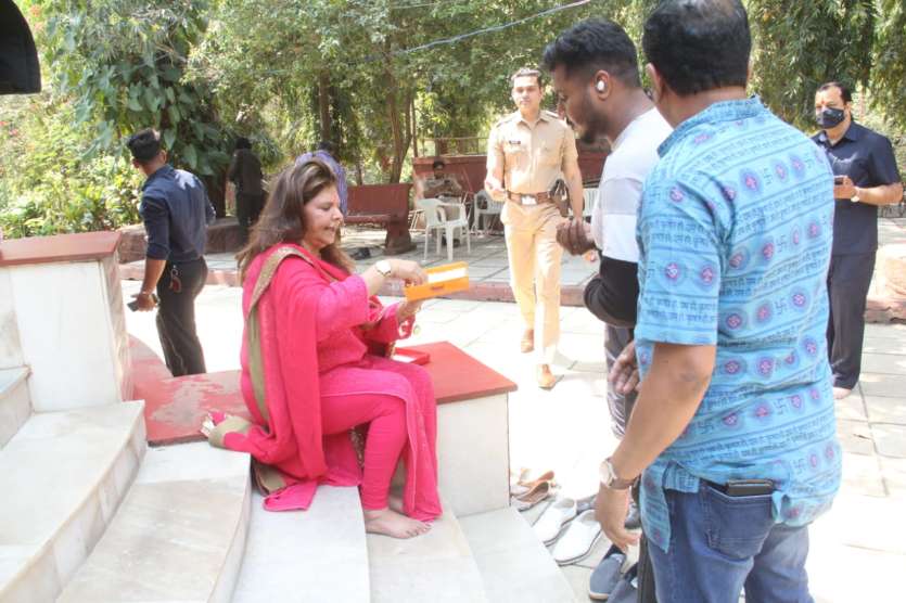 Hrithik Roshan's parents Rakesh-Pinky seek blessings of Lord Shiva on ...