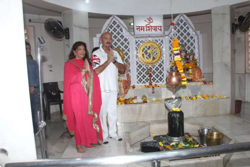 Hrithik Roshan's parents Rakesh-Pinky seek blessings of Lord Shiva on ...