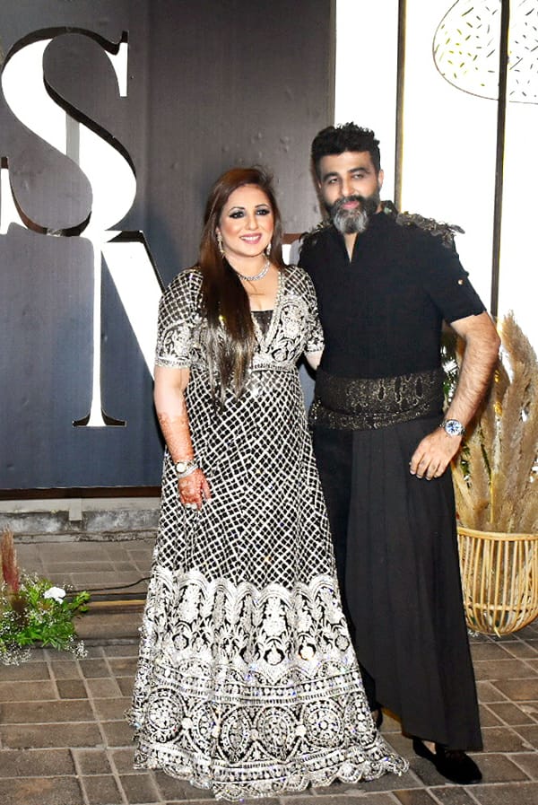 Munisha Khatwani-Sameer's engagement: Surbhi Chandna, Urvashi Dholakia ...