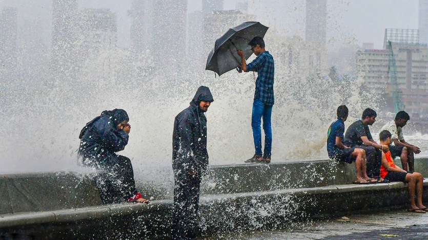 Mumbai rains photos waterlogging local trains marine drive traffic ...