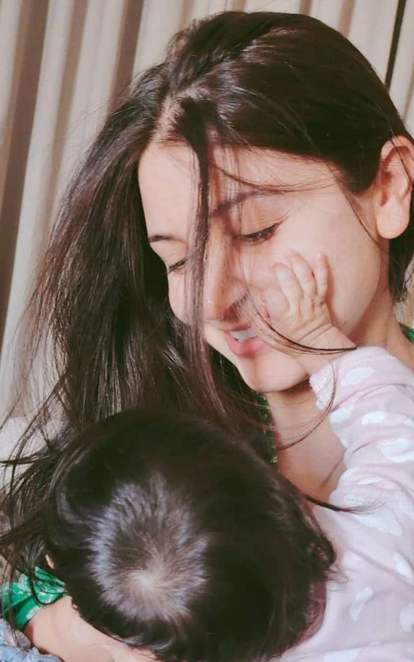Virat Kohli & Anushka Sharma's heartwarming moments with daughter ...