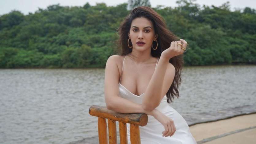 Sexy siren Amyra Dastur's HOT photos that left the internet in awe