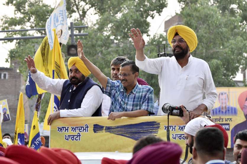 Arvind Kejriwal, Bhagwant Mann visit Golden Temple, hold roadshow in Amritsar | See photos