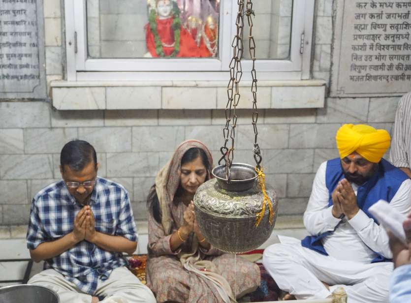 Delhi CM Arvind Kejriwal, Bhagwant Mann offer prayers at Delhi's Hanuman temple | IN PICS