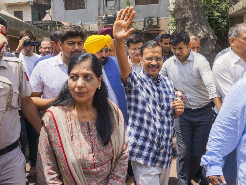 Delhi CM Arvind Kejriwal, Bhagwant Mann offer prayers at Delhi's Hanuman temple | IN PICS