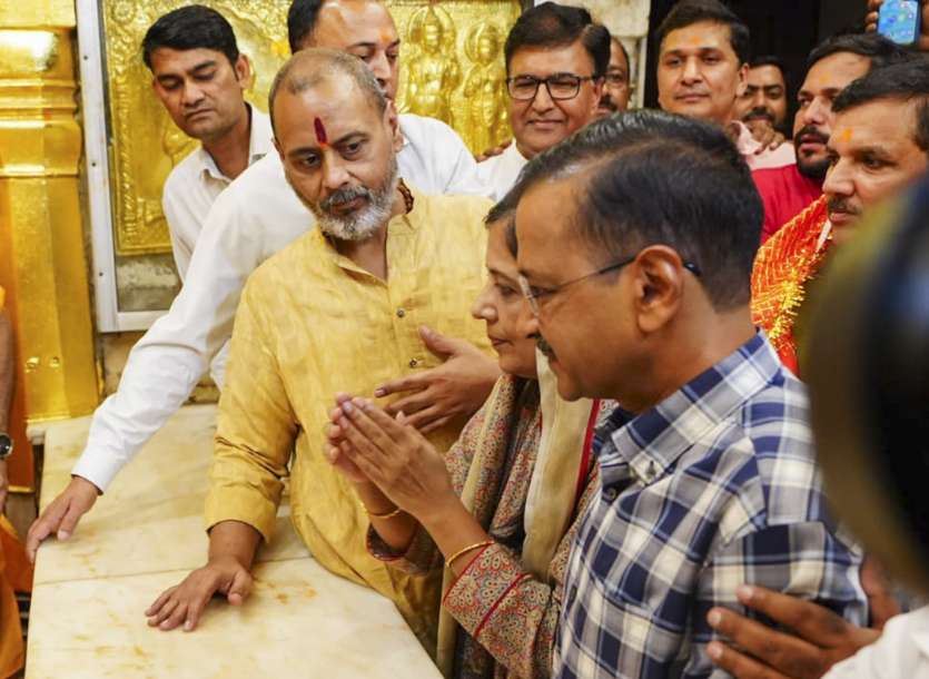 Delhi CM Arvind Kejriwal, Bhagwant Mann offer prayers at Delhi's Hanuman temple | IN PICS