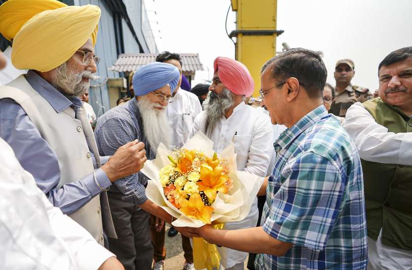 Arvind Kejriwal, Bhagwant Mann visit Golden Temple, hold roadshow in Amritsar | See photos