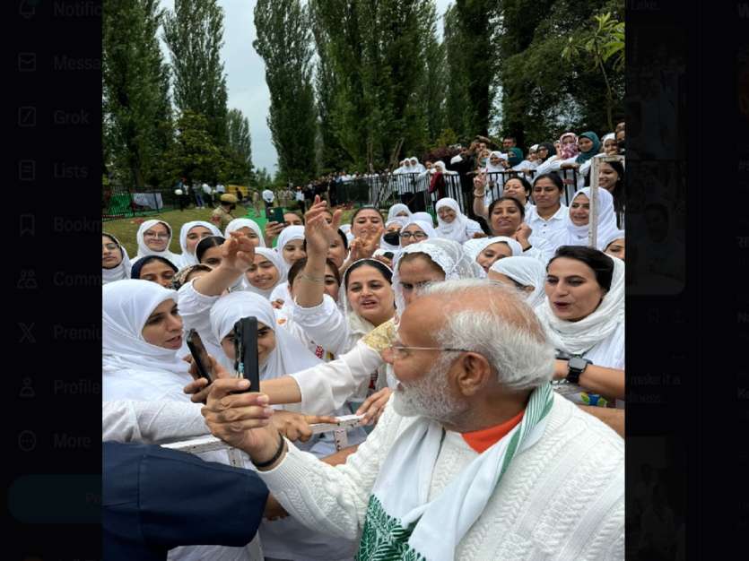 PM Modi's selfie moment with cheering participants as he leads yoga ...